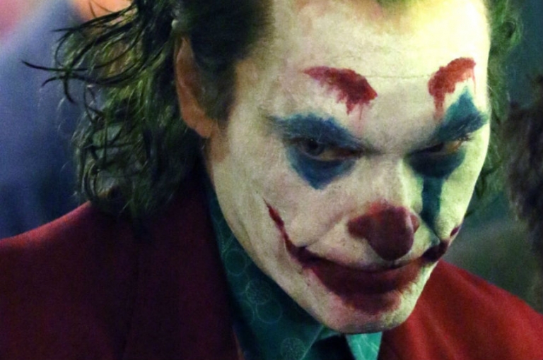 New set pics for Joker origin movie shows Joaquin Phoenix in full clown ...