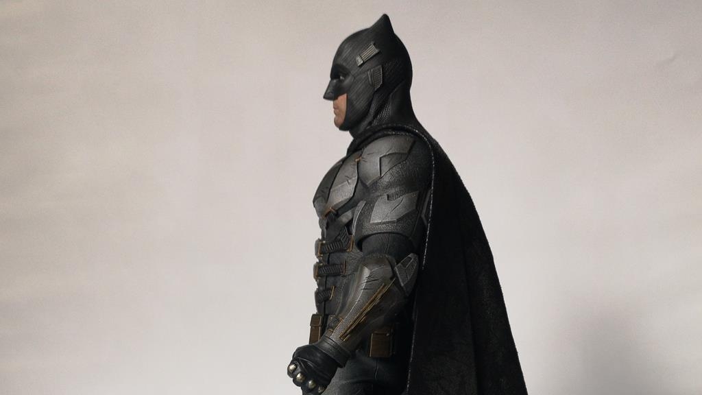Hot Toys MMS 432 Justice League Batman Tactical Batsuit Review – Bat in ...