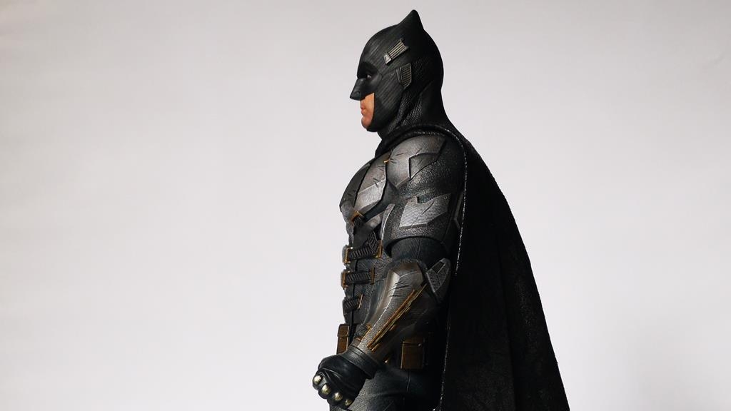 Hot Toys MMS 432 Justice League Batman Tactical Batsuit Review – Bat in ...