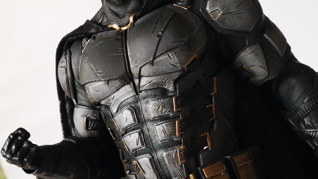 Hot Toys MMS 432 Justice League Batman Tactical Batsuit Review – Bat in ...