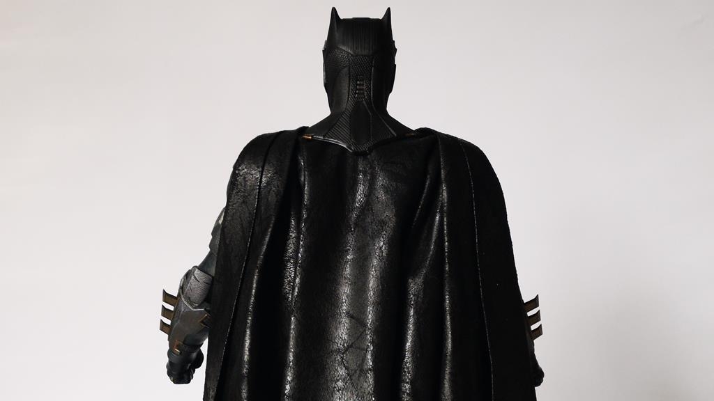 Hot Toys MMS 432 Justice League Batman Tactical Batsuit Review – Bat in ...