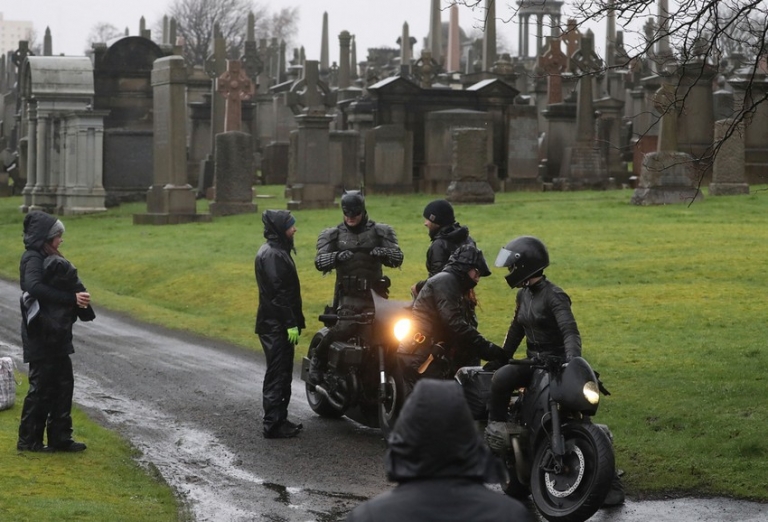 The Batman set pics reveal full look at Robert Pattinson's batsuit ...