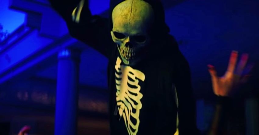This trailer for Fear Street Part 1: 1994 shows off a very mature ...